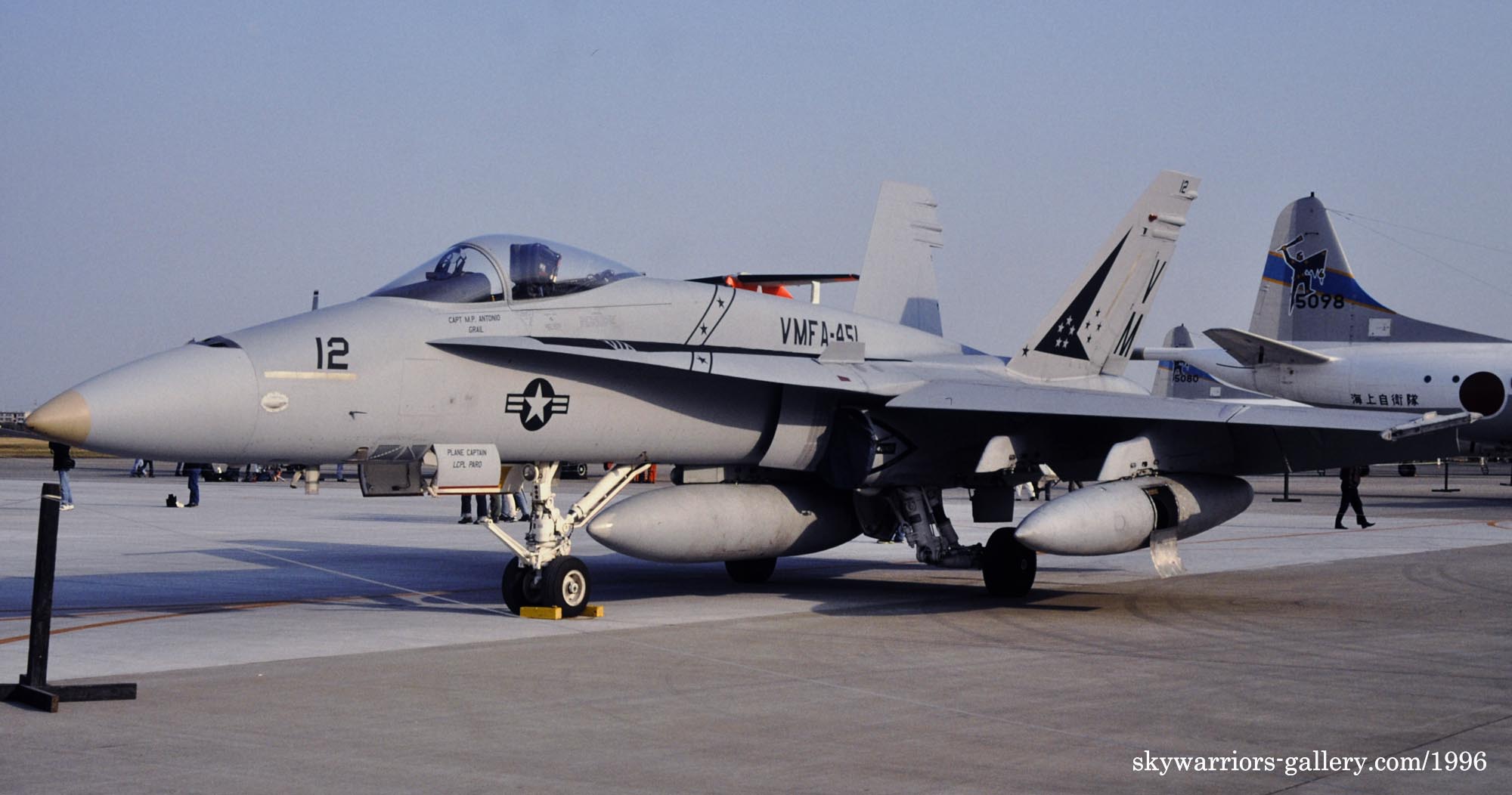 ↑↓1994年11月浜松の航空祭に展示されたVMFA-451のF/A-18A VM-13。1994年7月から1995年の年初まで岩国基地に駐留。