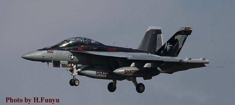 岩国配備に伴い日本で作ったVAQ-141のパイロットネームプレート、部隊名がカタカナになっている。