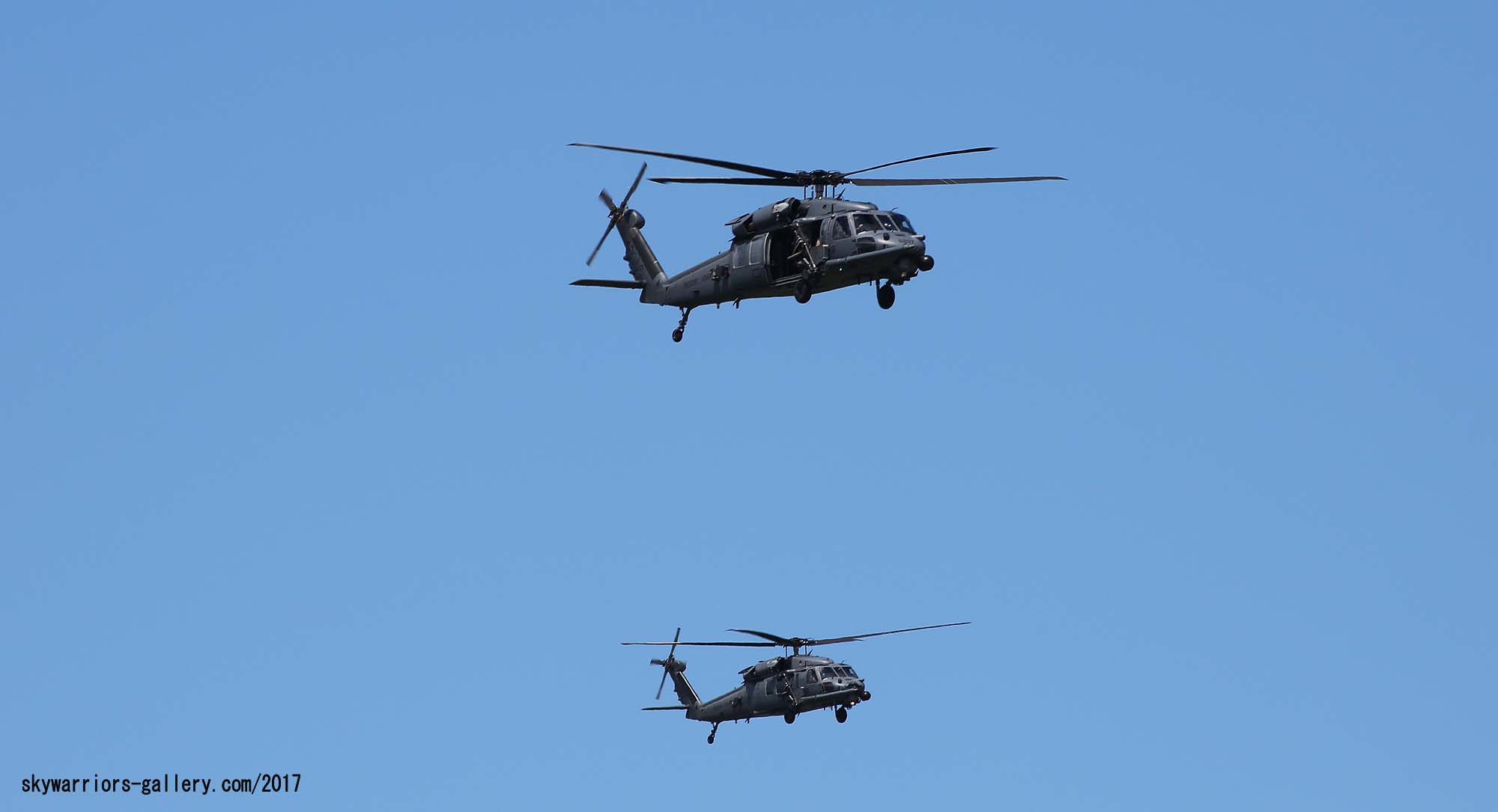 2014年4月 嘉手納基地を編隊で離陸する33rd RSのHH-60G