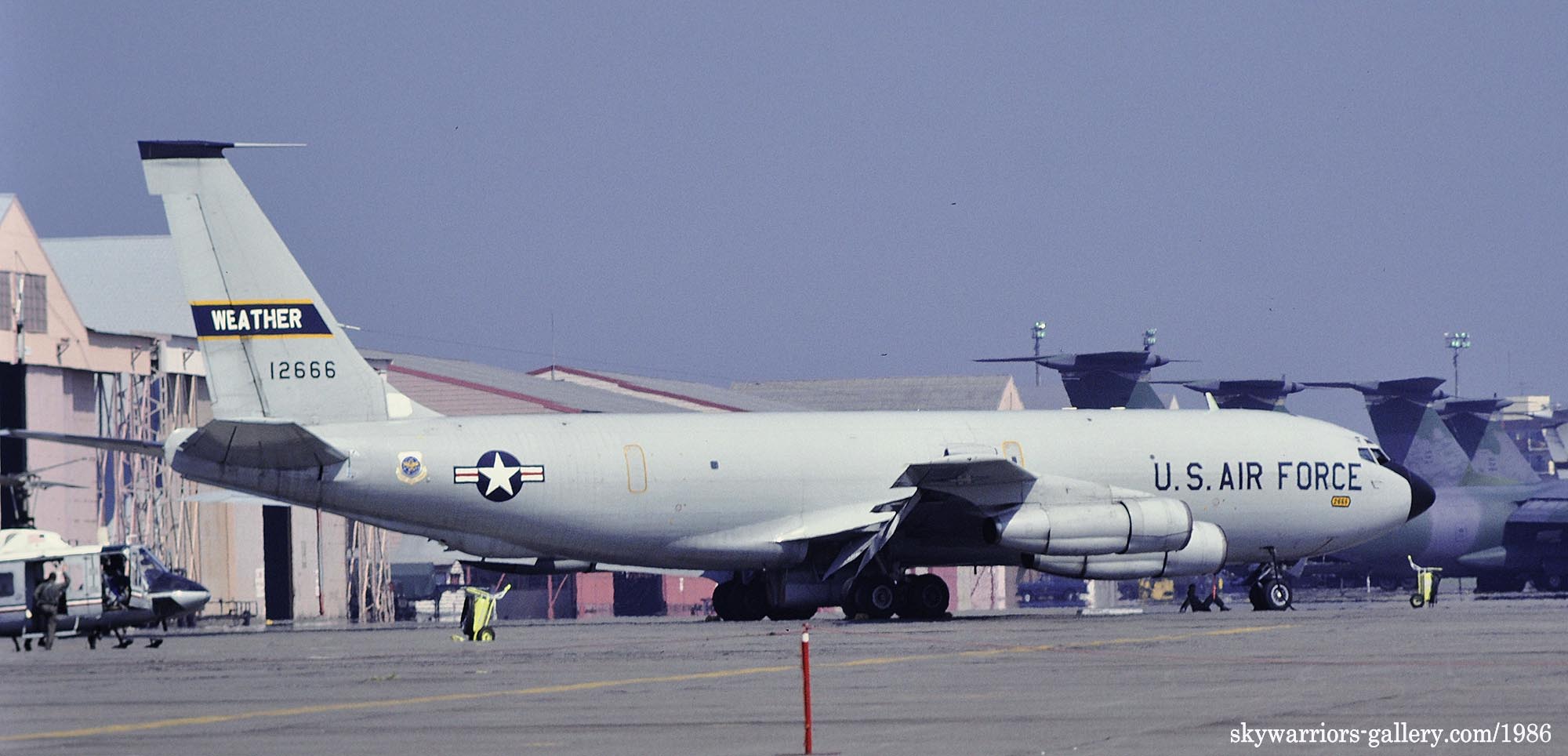 ↑ 松野氏が1990年7月横田基地で撮影したWC-135B/61-2666。WC-135は”weather Bird"の他 ...