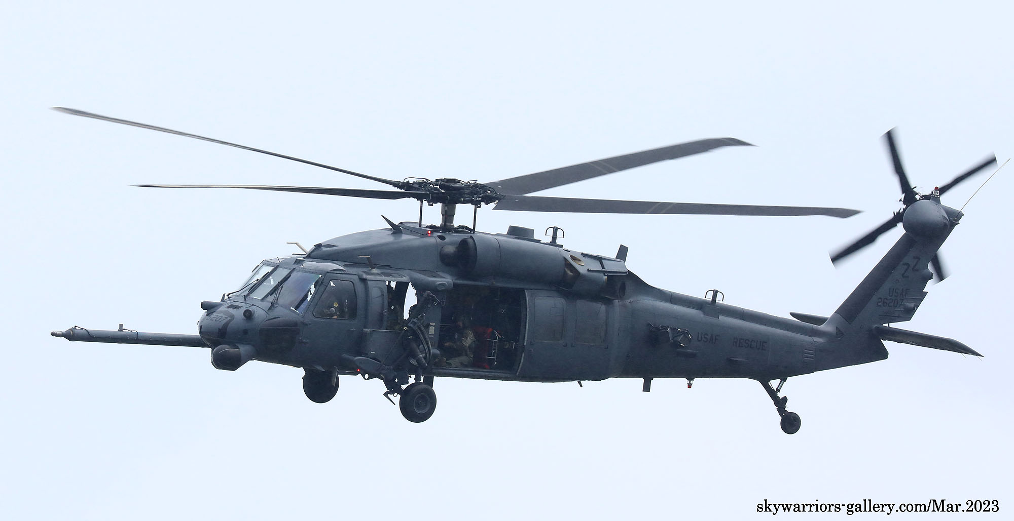 ↑ 2023年4月15日 岩国基地祭に展示されたHH-60/91-26402。近くで見るHH-60Gの機首は立派な髭を生やしていた。
