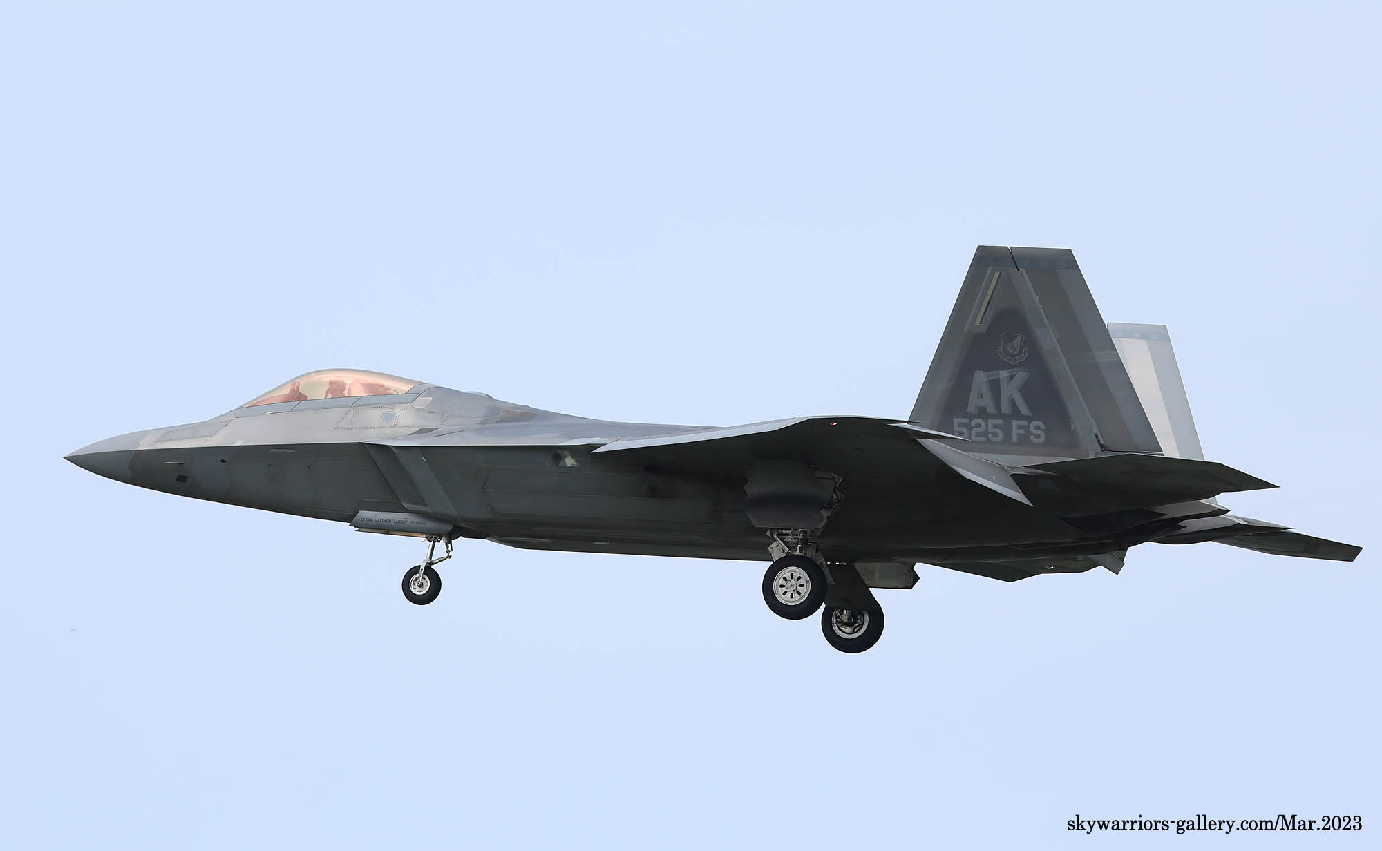 ↑ 上の機体は、第3航空団 作戦群司令（Operations Grupe Commander)指定機F-22A Block-30/06 ...