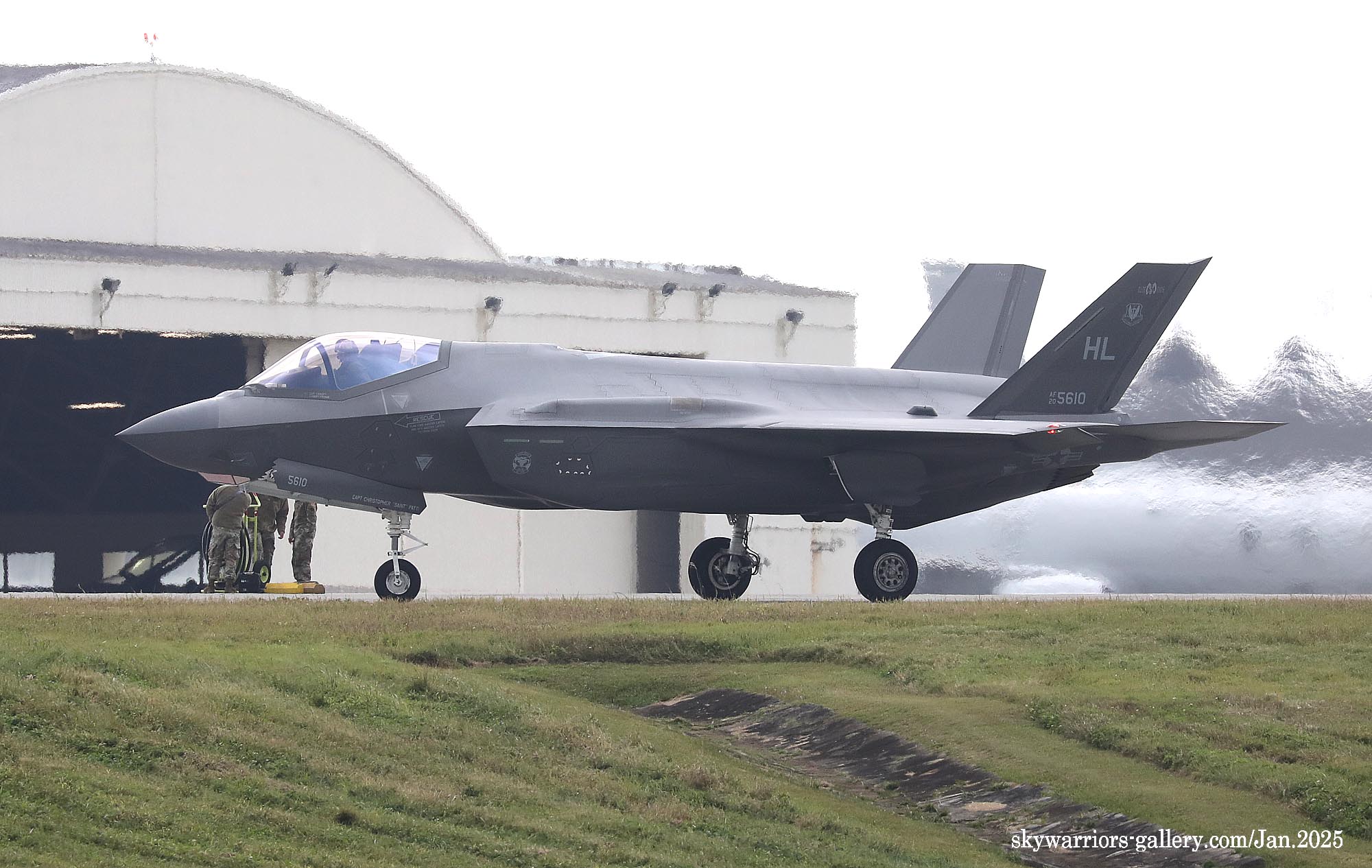 ↑ 2025年1月某日 嘉手納基地R/W05-Rで離陸する第466戦闘機中隊（466th FS)の司令官指定機F-35A/20-5566