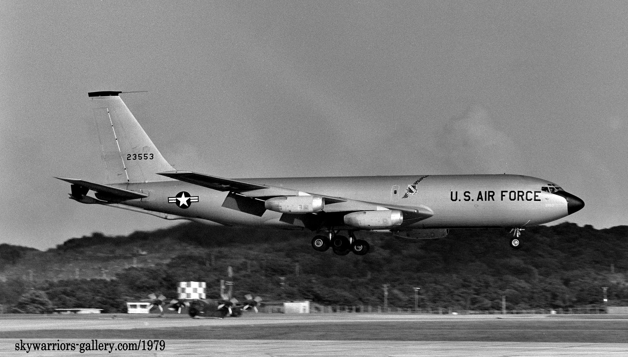 ↑ 続けて、第22爆撃航空団所属のKC-135A(63-8017)。1984年横田基地で撮影したもの。