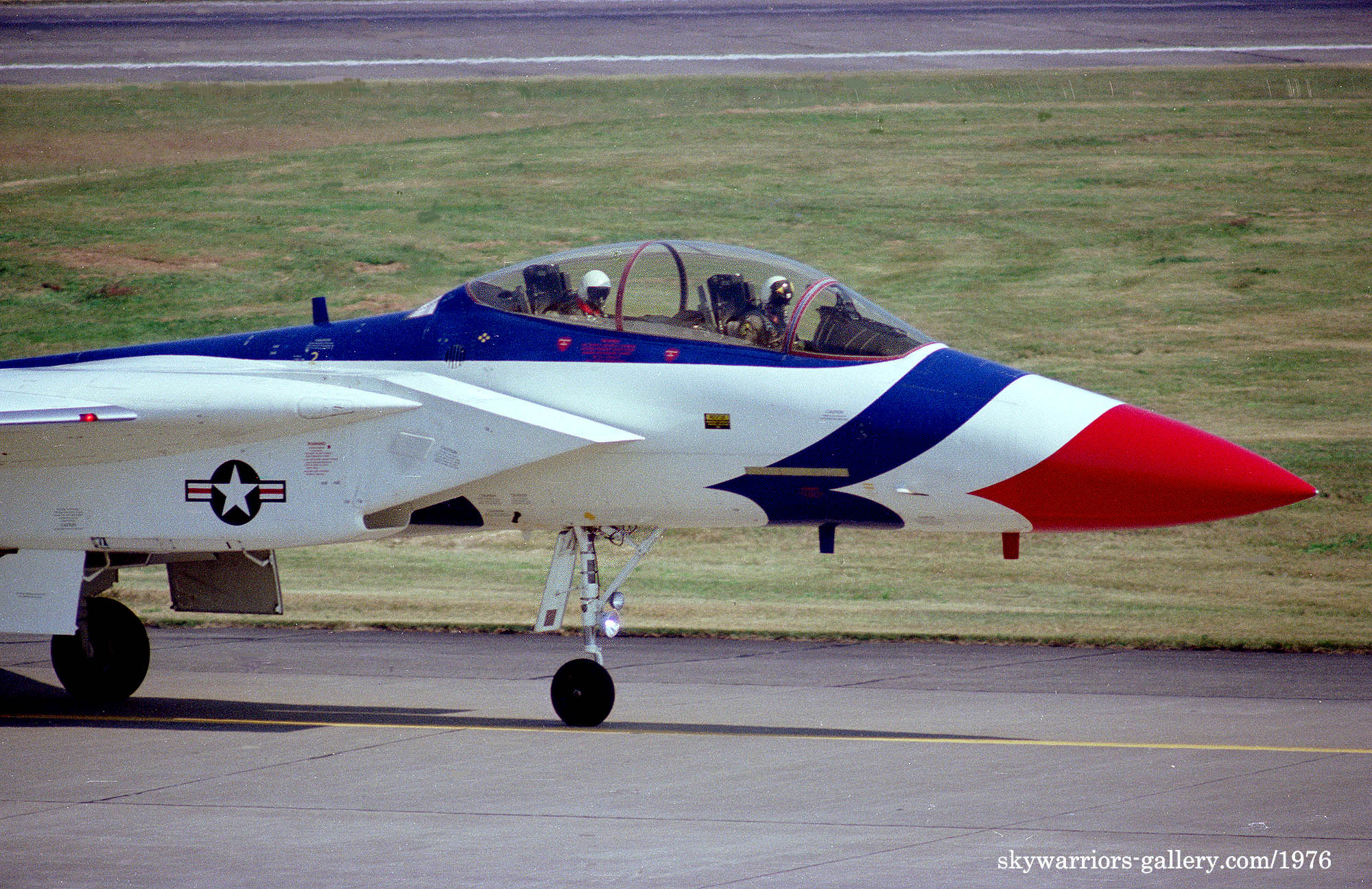 ↑ 入間国際航空宇宙ショーに参加する前に横田基地をベースにフライト訓練を行ったTF-15A（71-0291）。TF-15Aの2号機に当たる。
