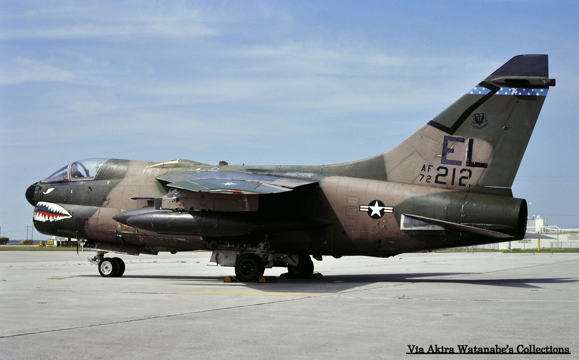 ↑ 1981年6月に撮影された76th TFS所属のA-7D/71-0350。A-10Aの導入に伴い、この機体も同年中にバージニア州空軍に移管された。