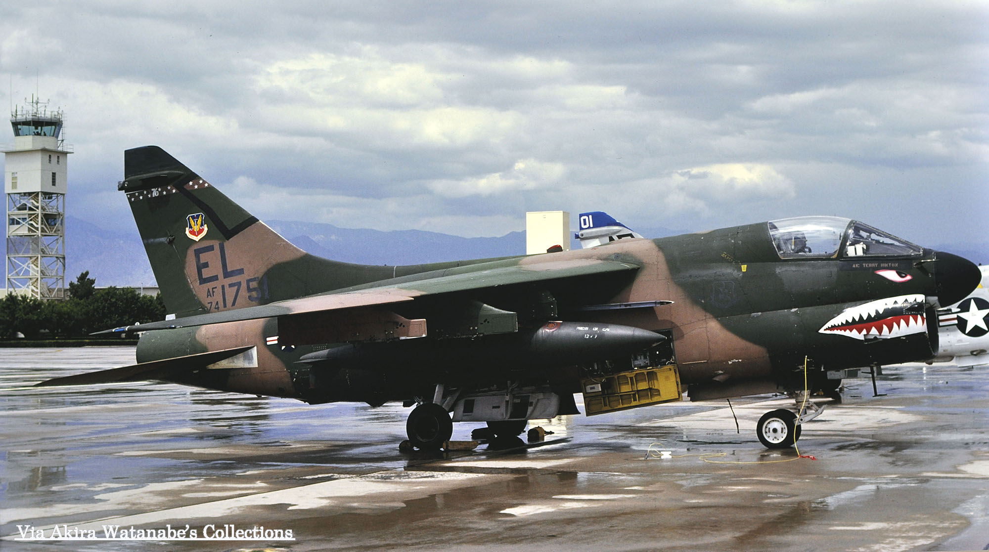 ↑ 1981年6月に撮影された76th TFS所属のA-7D/71-0350。A-10Aの導入に伴い、この機体も同年中にバージニア州空軍に移管された。