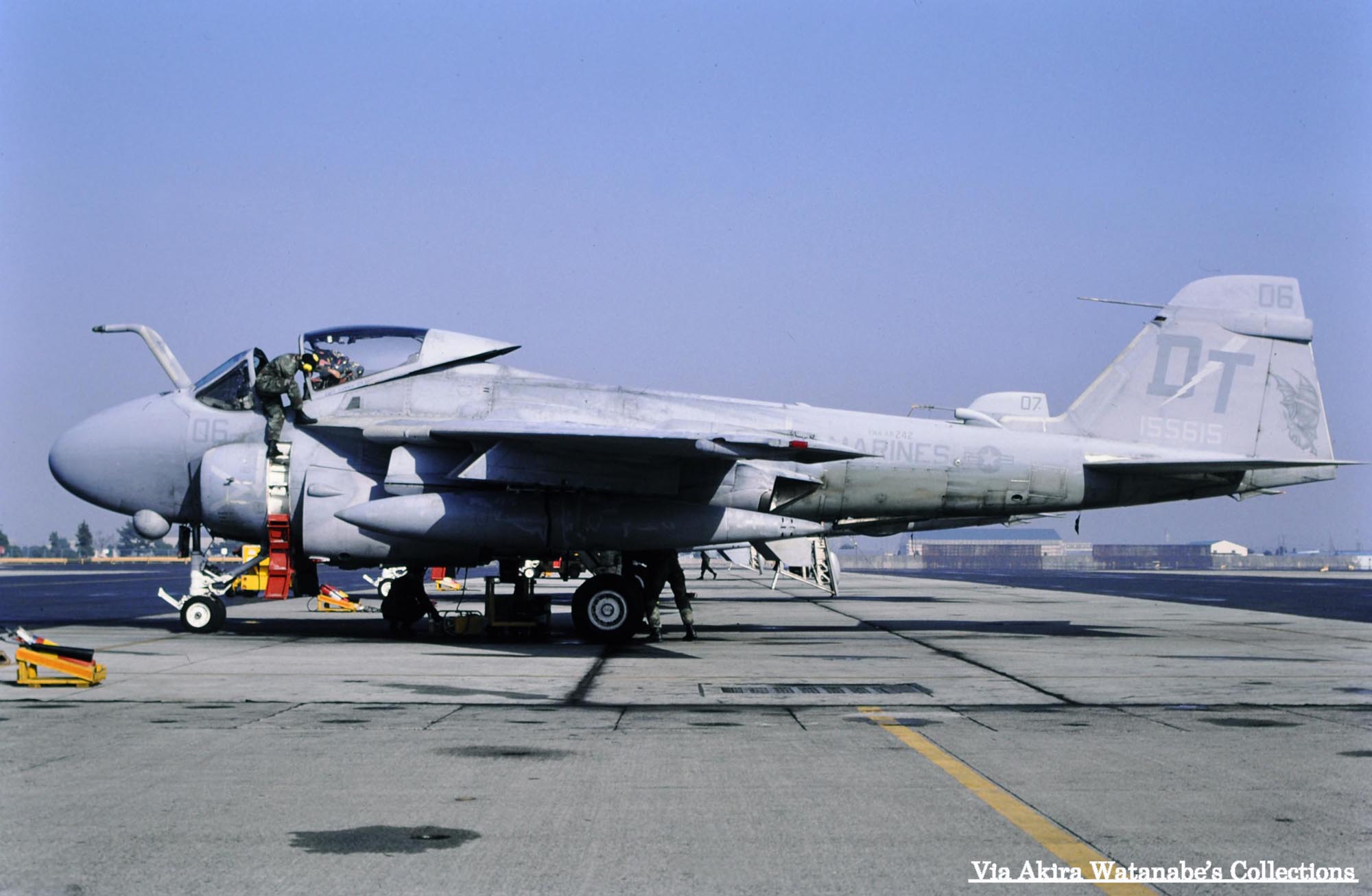 A-6E時代、岩国基地に配備された時の派手なマーキング。電光が初めてラダーに書き込まれた。